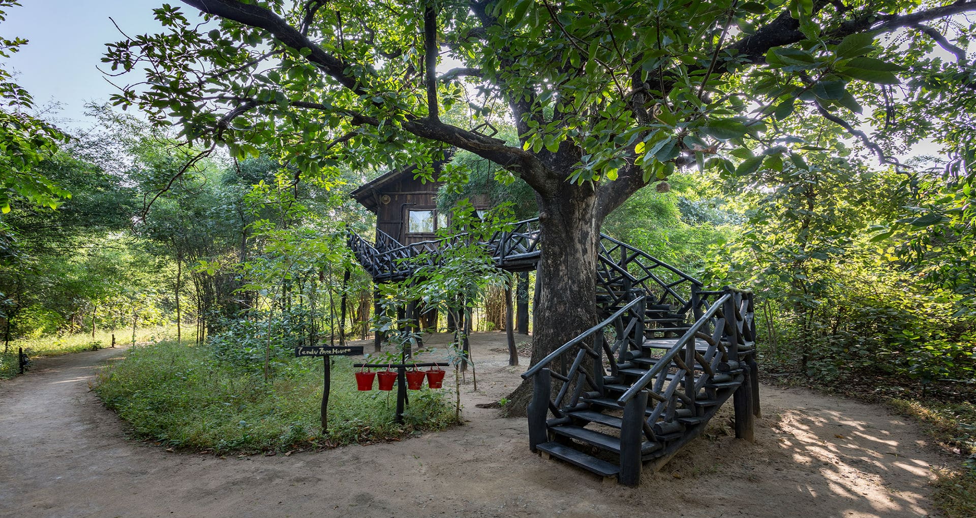 Tree House Hideaway - Bandhavgarh National Park, India