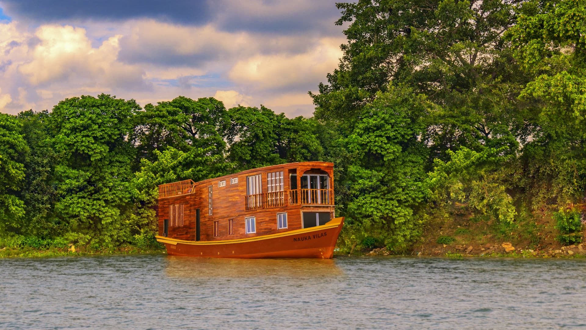 Antara Nauka Vilas - India Cruising on the Ganges with Steppes Travel